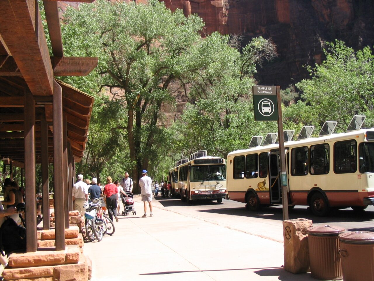 2025 Zion National Park Shuttle Guide – Routes, Tips & Stops