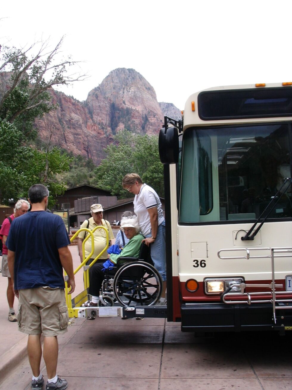 2025 Zion National Park Shuttle Guide – Routes, Tips & Stops